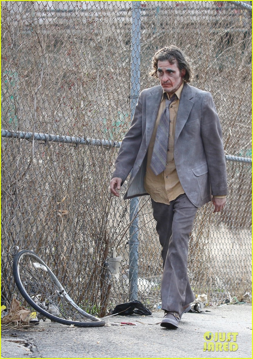 Joaquin Phoenix Looks Like A Haunting Dusty Zombie on 'Joker: Folie a ...