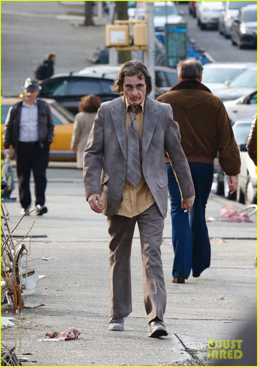 Joaquin Phoenix Looks Like A Haunting Dusty Zombie on 'Joker: Folie a ...