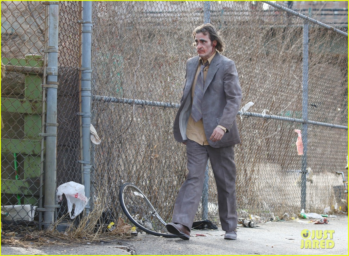 Joaquin Phoenix Looks Like A Haunting Dusty Zombie on 'Joker: Folie a ...