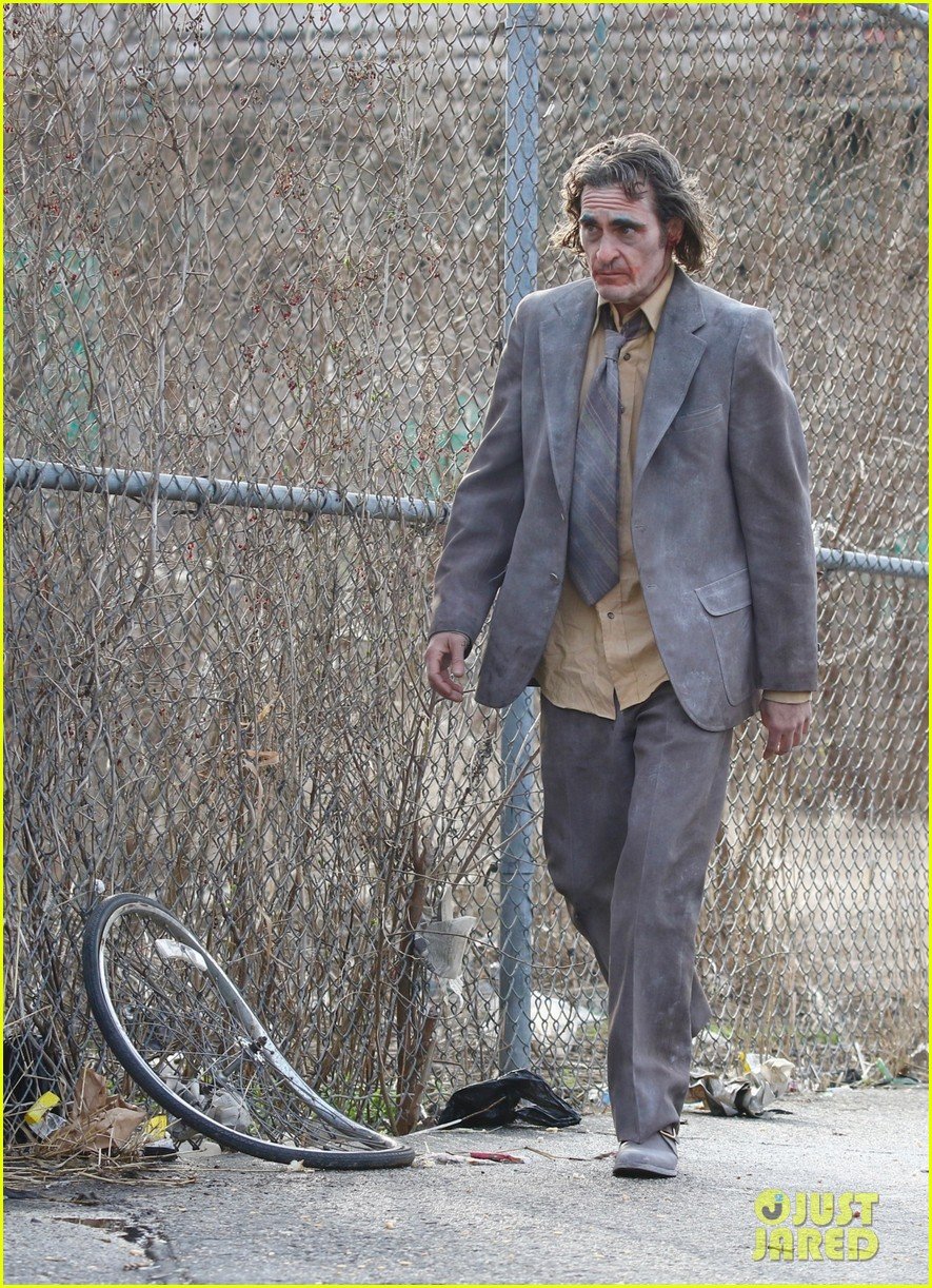 Joaquin Phoenix Looks Like A Haunting Dusty Zombie on 'Joker: Folie a ...