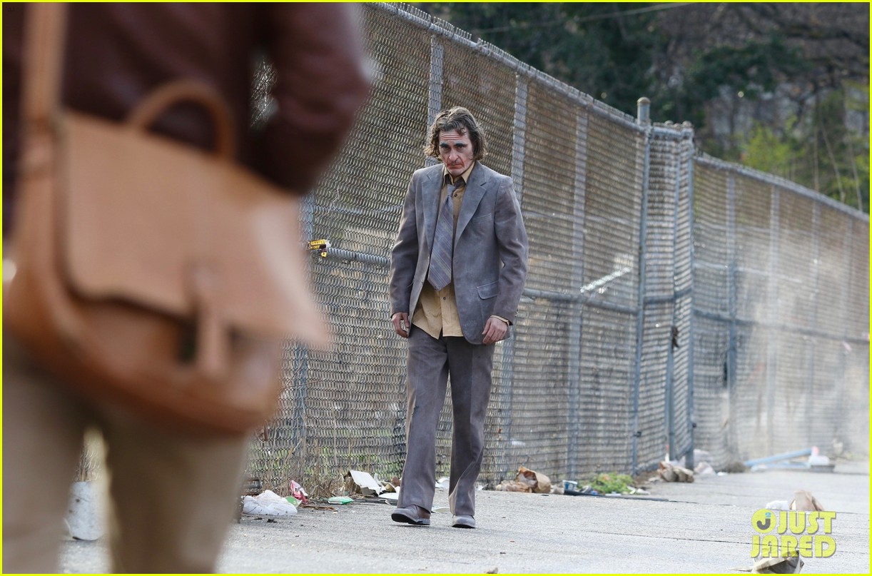 Joaquin Phoenix Looks Like A Haunting Dusty Zombie on 'Joker: Folie a ...