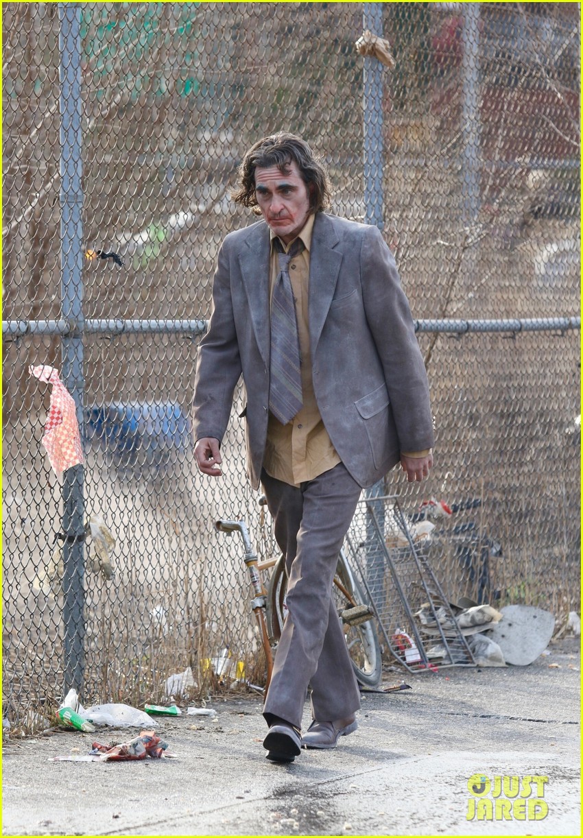 Joaquin Phoenix Looks Like A Haunting Dusty Zombie on 'Joker: Folie a ...