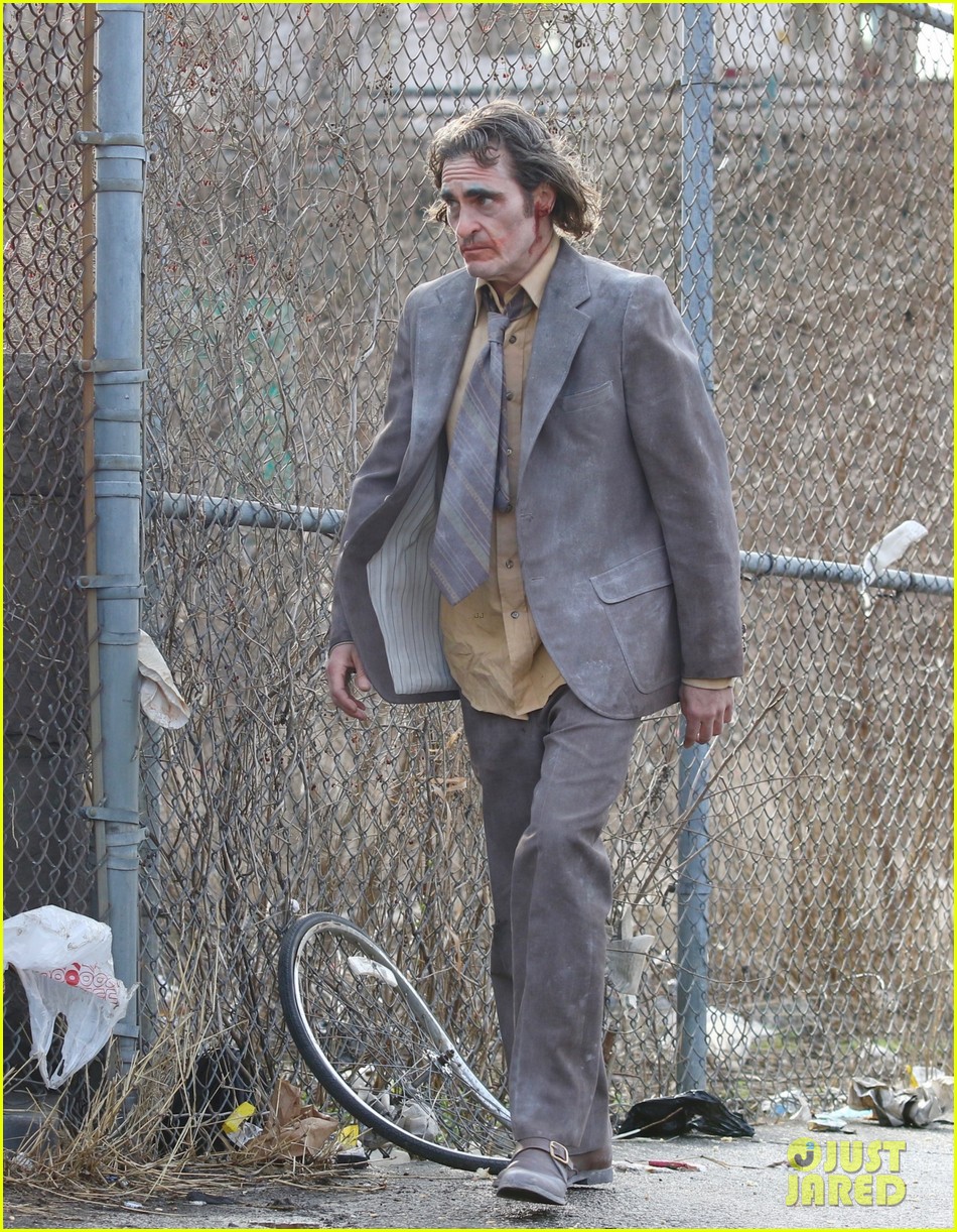 Joaquin Phoenix Looks Like A Haunting Dusty Zombie on 'Joker: Folie a ...