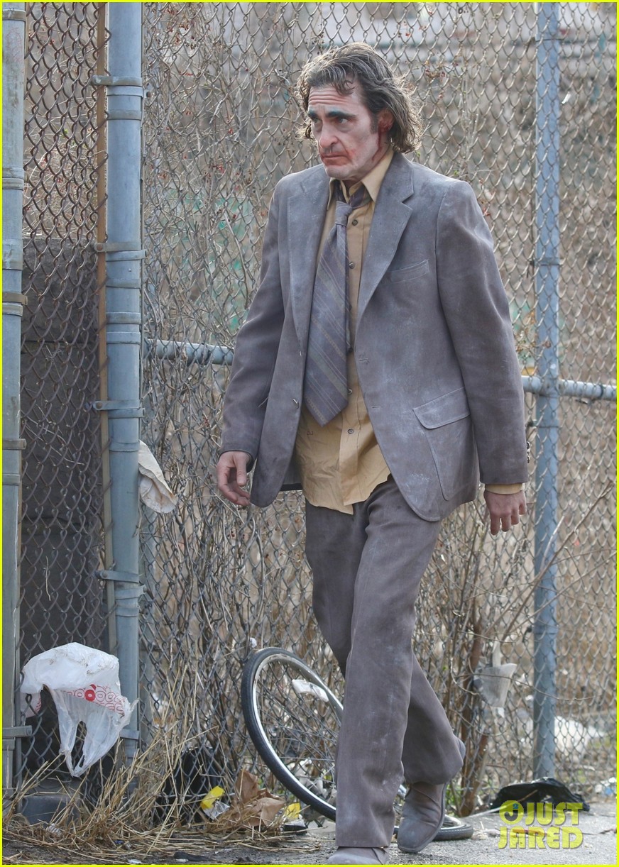 Joaquin Phoenix Looks Like A Haunting Dusty Zombie on 'Joker: Folie a ...