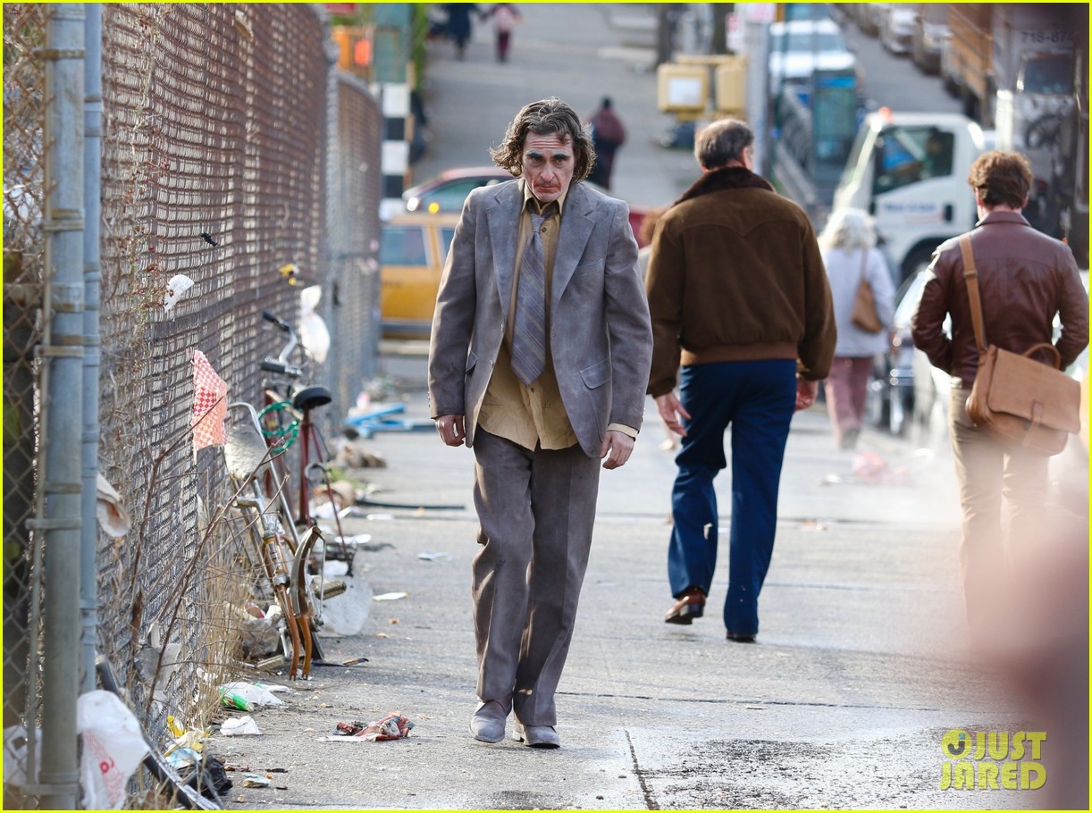 Joaquin Phoenix Looks Like A Haunting Dusty Zombie on 'Joker: Folie a ...