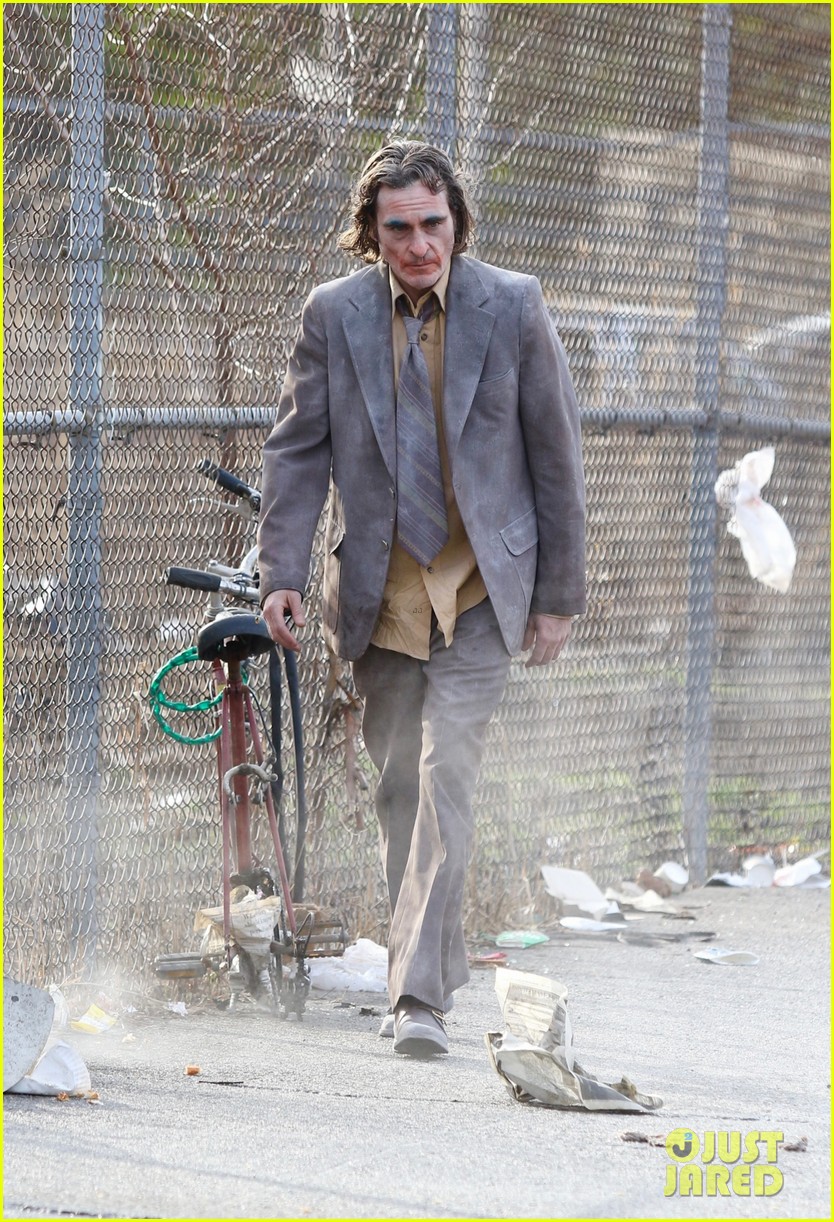 Joaquin Phoenix Looks Like A Haunting Dusty Zombie on 'Joker: Folie a ...