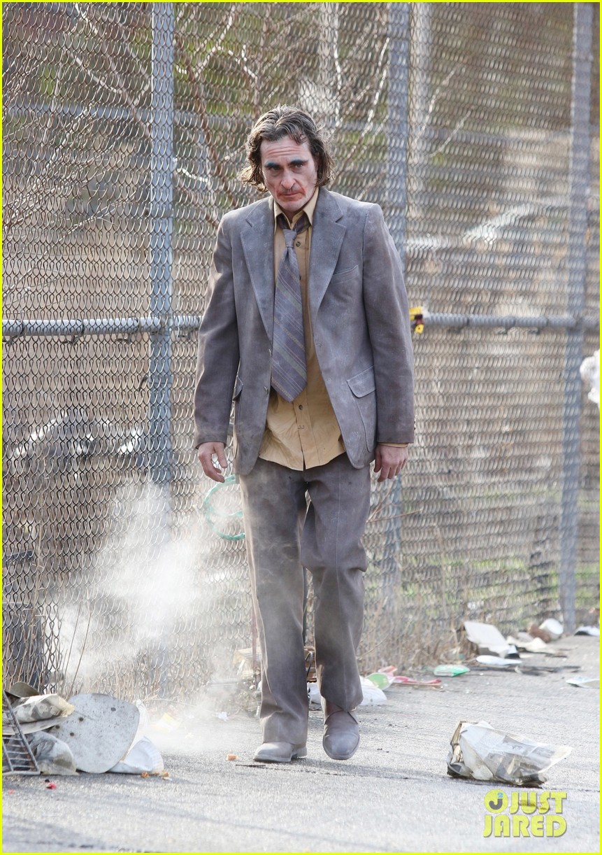 Joaquin Phoenix Looks Like A Haunting Dusty Zombie on 'Joker: Folie a ...