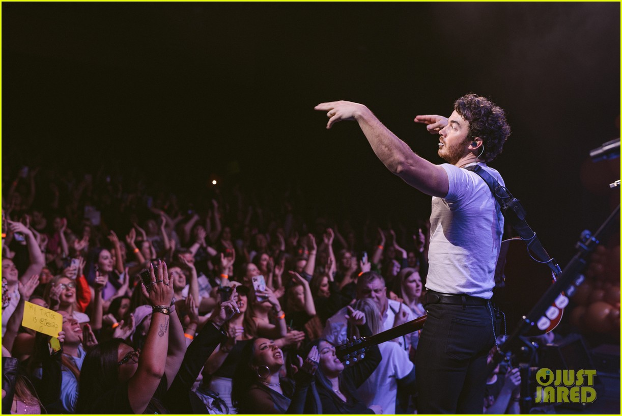 Jonas Brothers Debut New Songs Off of 'The Album' During Final Night of ...