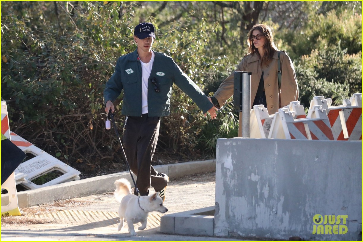 Austin Butler & Kaia Gerber Take a Romantic Walk Through Los Angeles ...