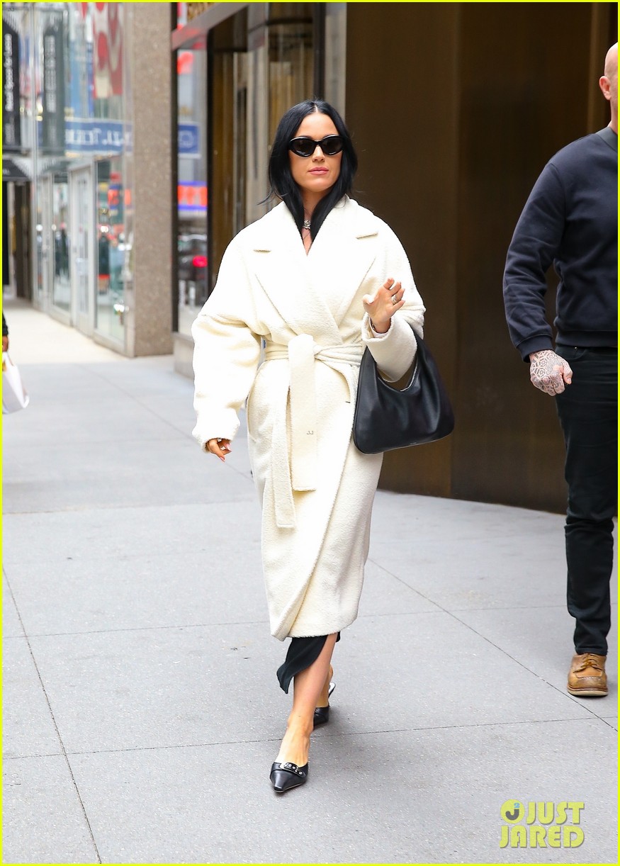 Katy Perry Flirts With A Chic Fringe Look Ahead of 'GMA' Appearance ...