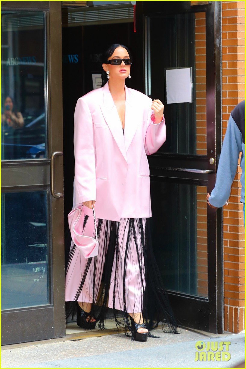 Katy Perry Flirts With A Chic Fringe Look Ahead of 'GMA' Appearance ...