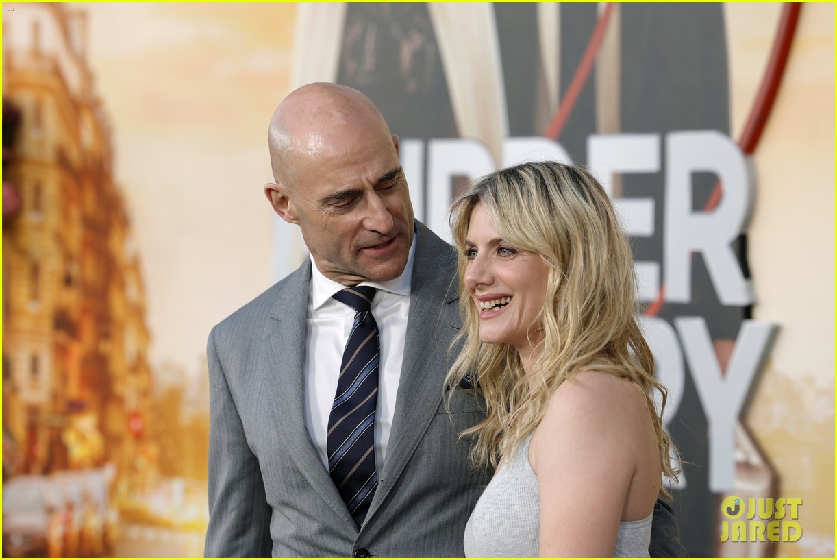 Jennifer Aniston & Jodie Turner-Smith Glam Up In Silver & Gold For ...