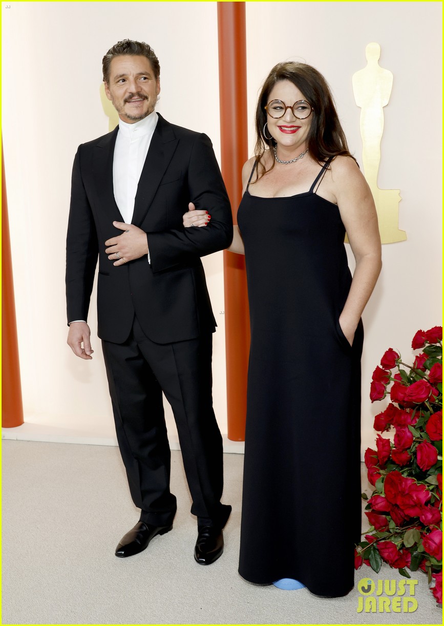 Pedro Pascal Suits Up For 2023 Oscars to Support Nominated Sister ...