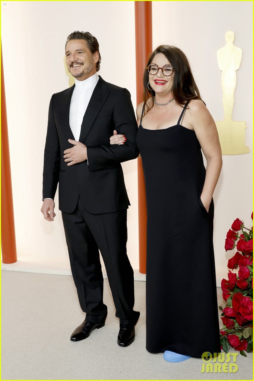 Pedro Pascal Suits Up For 2023 Oscars to Support Nominated Sister ...
