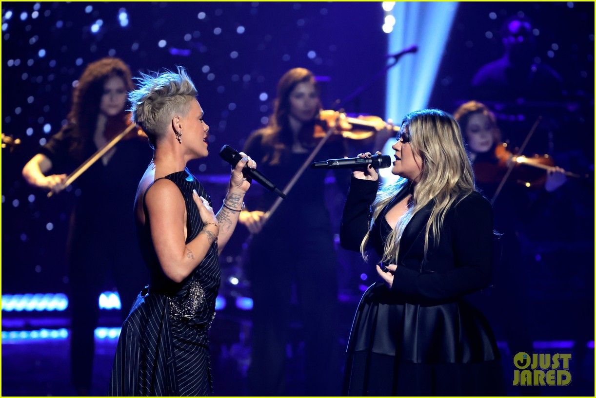 Pink Joins Kelly Clarkson Onstage to Belt Out 'Just Give Me a Reason ...