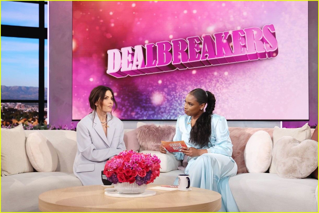 Sex/Life's Sarah Shahi Explains Why Working With Real-Life Boyfriend ...