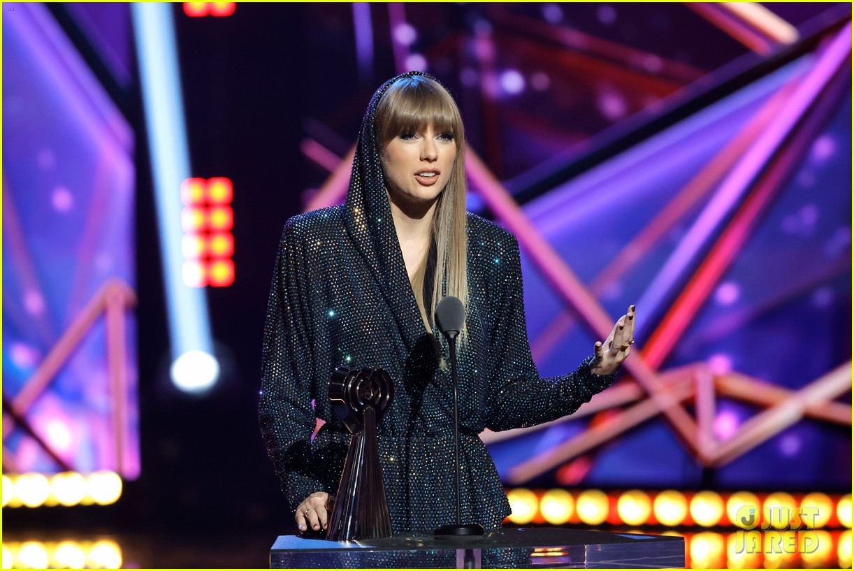 Taylor Swift Gives Inspiring Speech About Being Deemed an 'Innovator' at iHeartRadio Awards 2023 ...