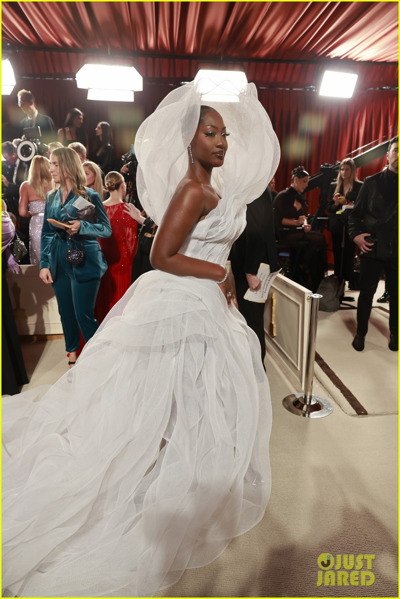 Tems' Bold Dress at Oscars 2023 Draws Both Criticism & Praise: Photo ...