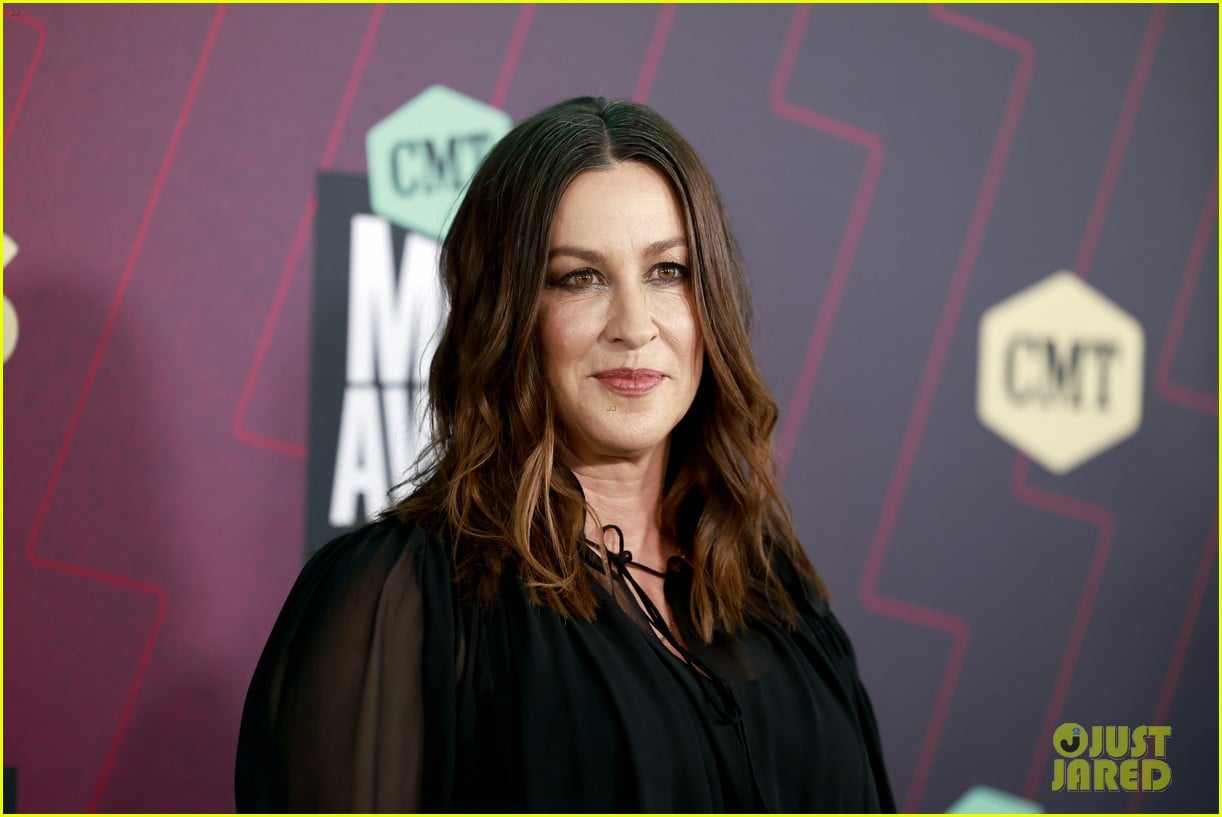 Alanis Morissette, Lainey Wilson & More Hit Red Carpet Before Their ...