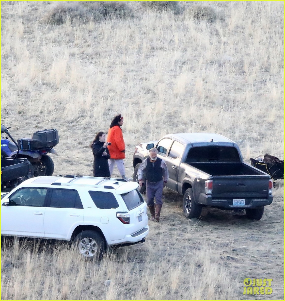 Alec Baldwin Works With Horses & Gears Up As Sheriff In New 'Rust' Set ...