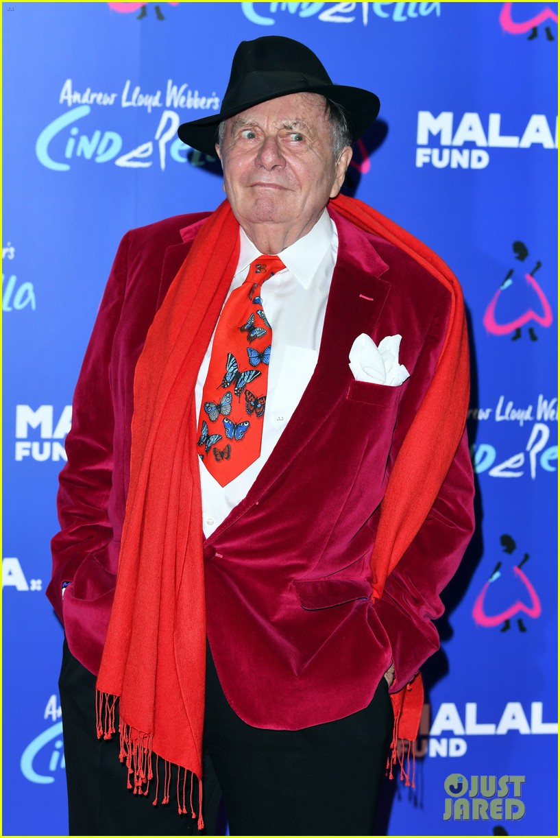 Barry Humphries, AKA Dame Edna Everage, Dies at Age 89: Photo 4923194 ...