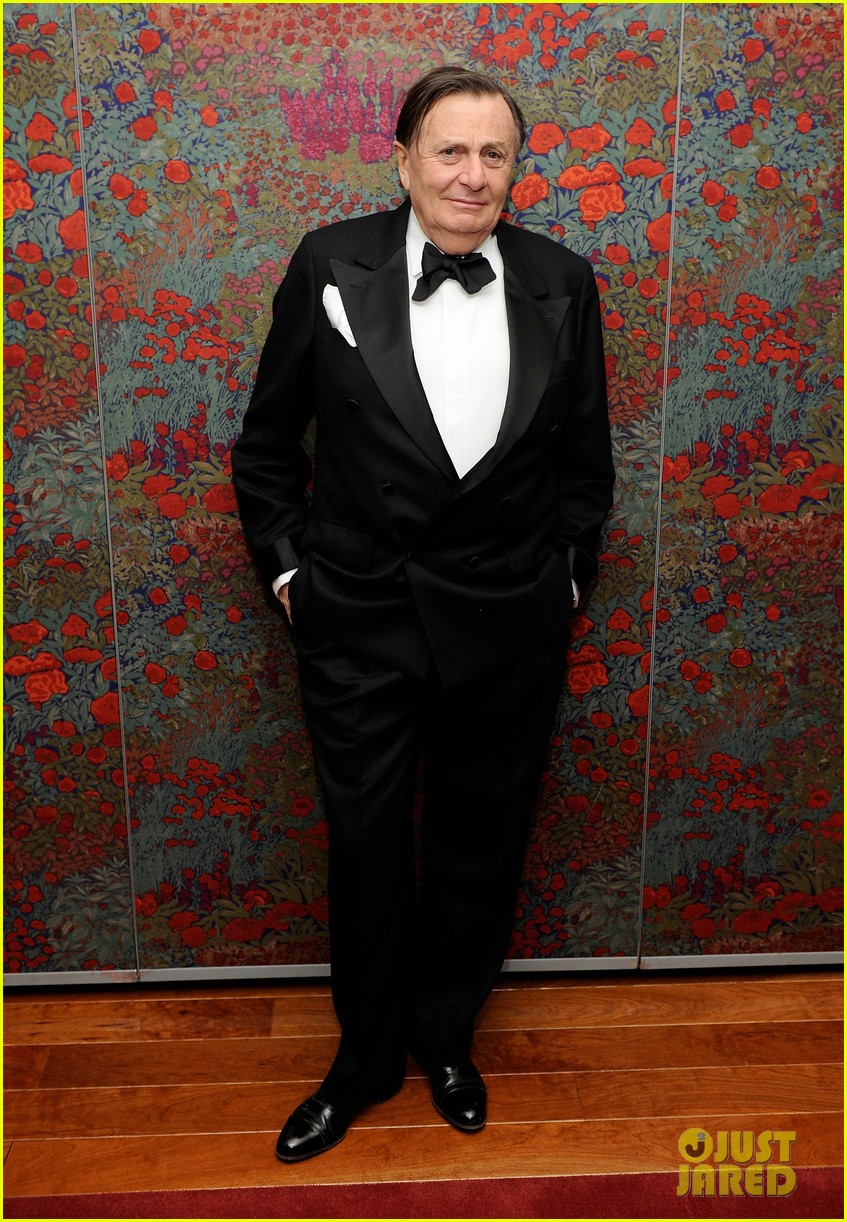 Barry Humphries, AKA Dame Edna Everage, Dies at Age 89: Photo 4923196 ...