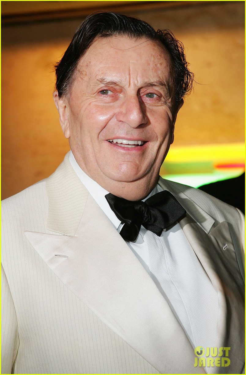 Barry Humphries, AKA Dame Edna Everage, Dies at Age 89: Photo 4923198 ...