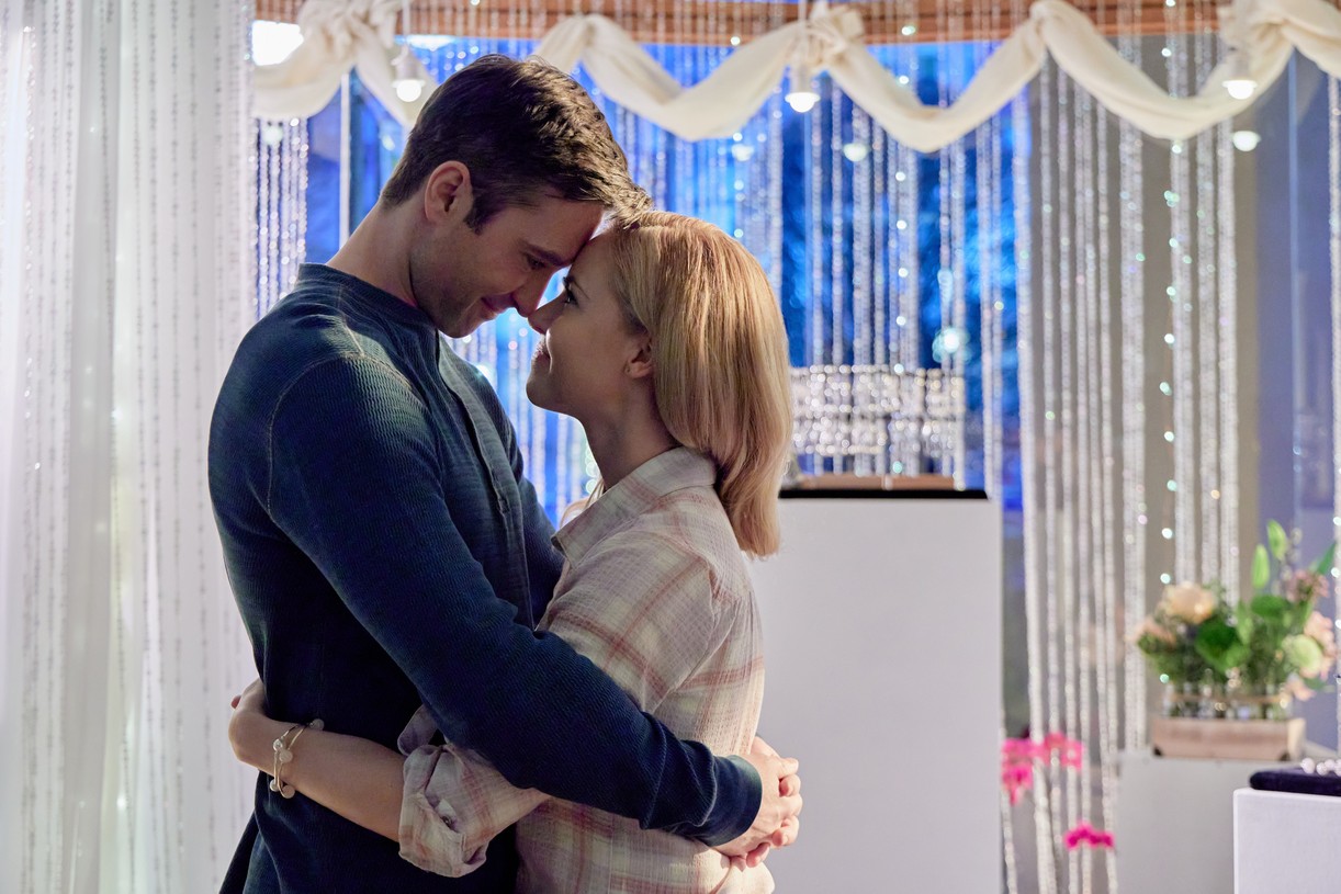 Amanda Schull's Life Gets Turned Around With Carlo Marks in Hallmark's ...