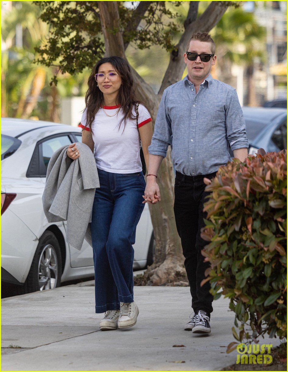 Macaulay Culkin & Brenda Song Seen Taking A Stroll Together In A Rare ...