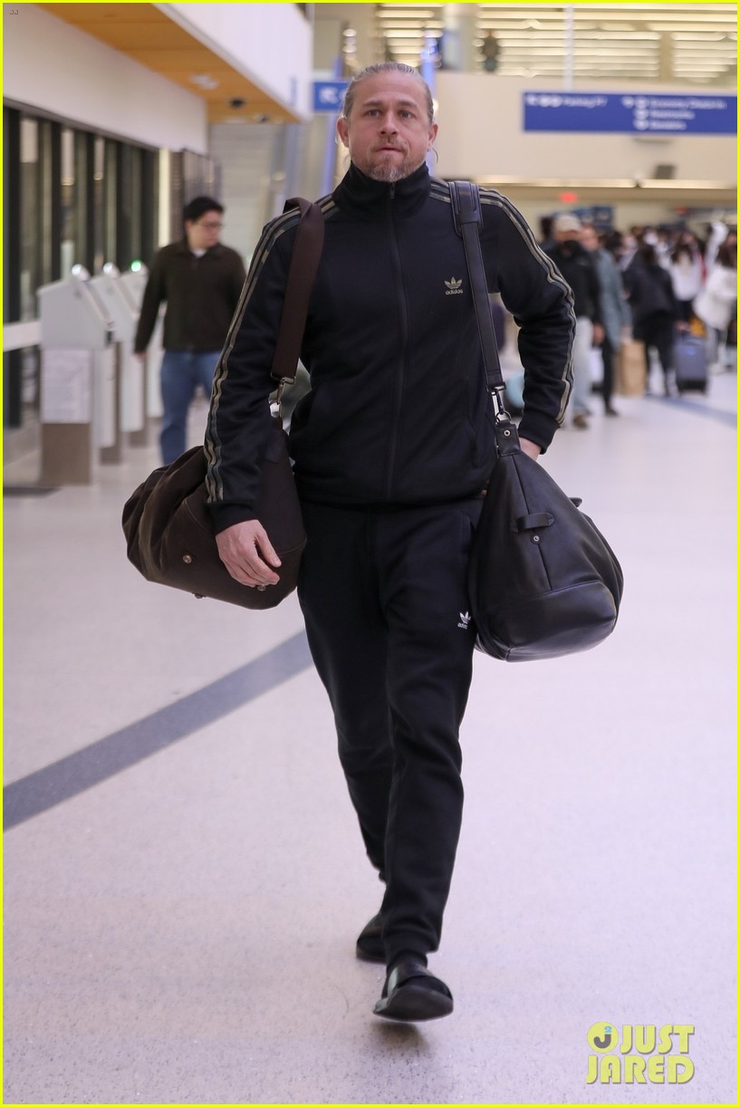 Charlie Hunnam Keeps it Casual While Grabbing a Flight at LAX: Photo ...