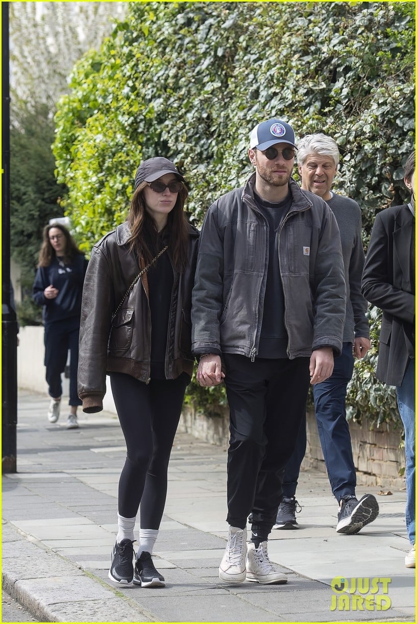 Bridgerton's Phoebe Dynevor Holds Hands with Actor Cameron Fuller in ...