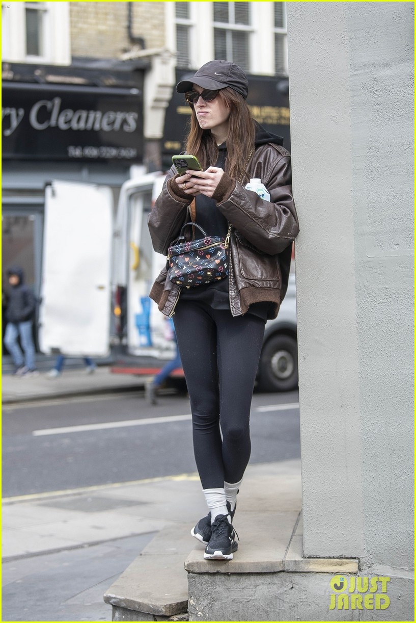 Bridgerton's Phoebe Dynevor Holds Hands with Actor Cameron Fuller in ...