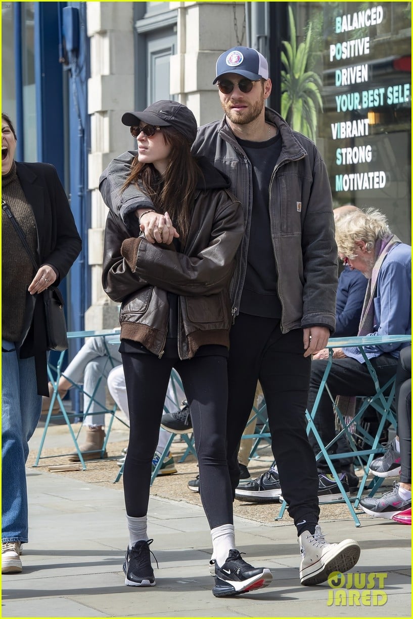 Bridgerton's Phoebe Dynevor Holds Hands with Actor Cameron Fuller in ...