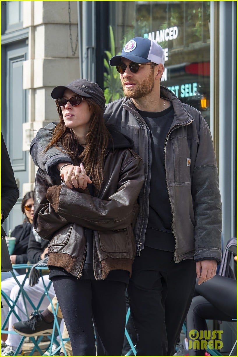 Bridgerton's Phoebe Dynevor Holds Hands with Actor Cameron Fuller in ...