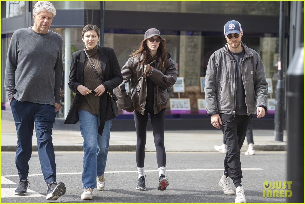 Bridgerton's Phoebe Dynevor Holds Hands with Actor Cameron Fuller in ...