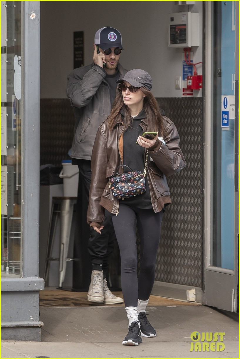 Bridgerton's Phoebe Dynevor Holds Hands with Actor Cameron Fuller in ...
