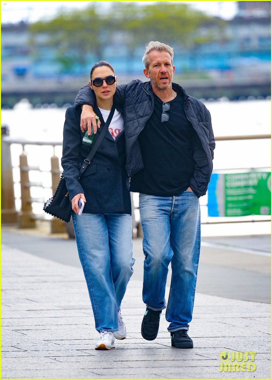 Gal Gadot Spotted Sightseeing in NYC with Husband Jaron Versano, Helps ...
