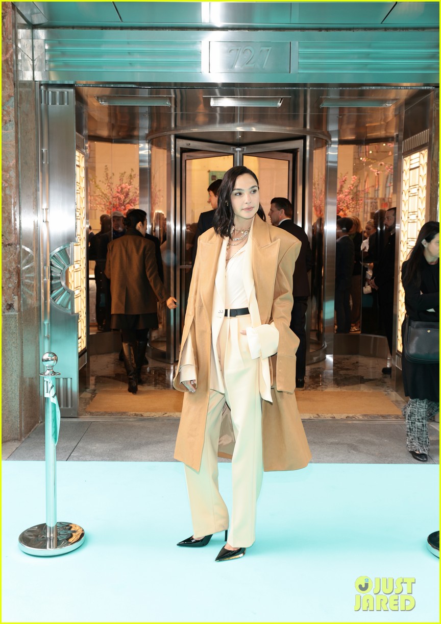 Gal Gadot Spotted Sightseeing in NYC with Husband Jaron Versano, Helps ...