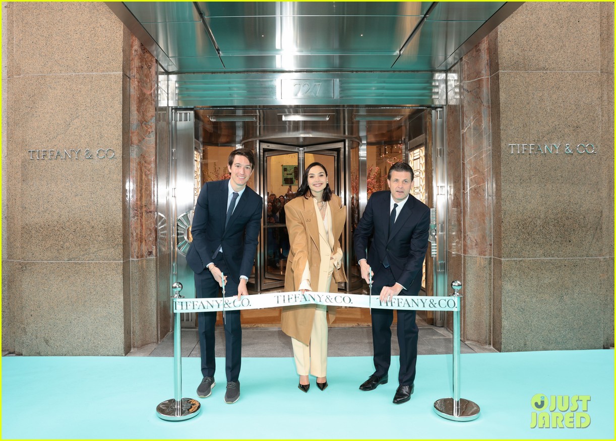 Gal Gadot Spotted Sightseeing in NYC with Husband Jaron Versano, Helps ...