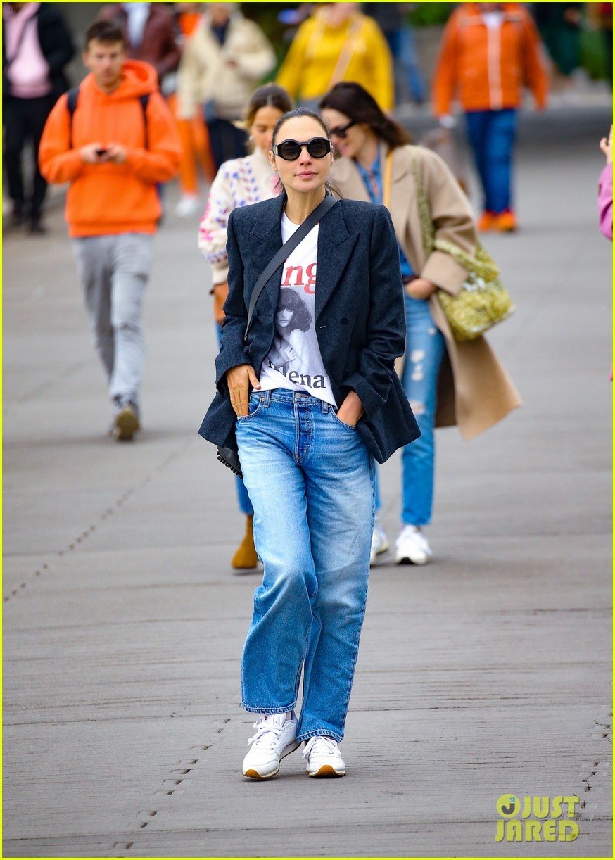 Gal Gadot Spotted Sightseeing in NYC with Husband Jaron Versano, Helps ...