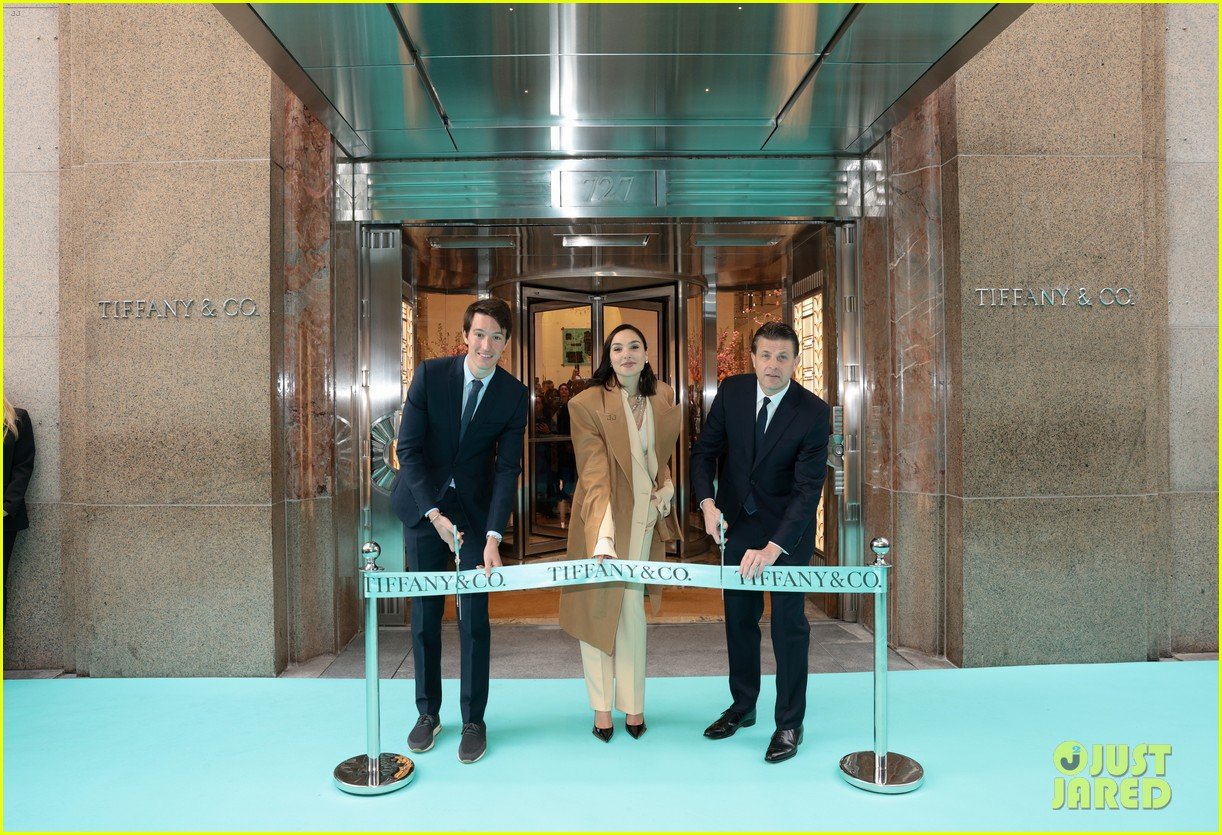 Gal Gadot Spotted Sightseeing in NYC with Husband Jaron Versano, Helps ...