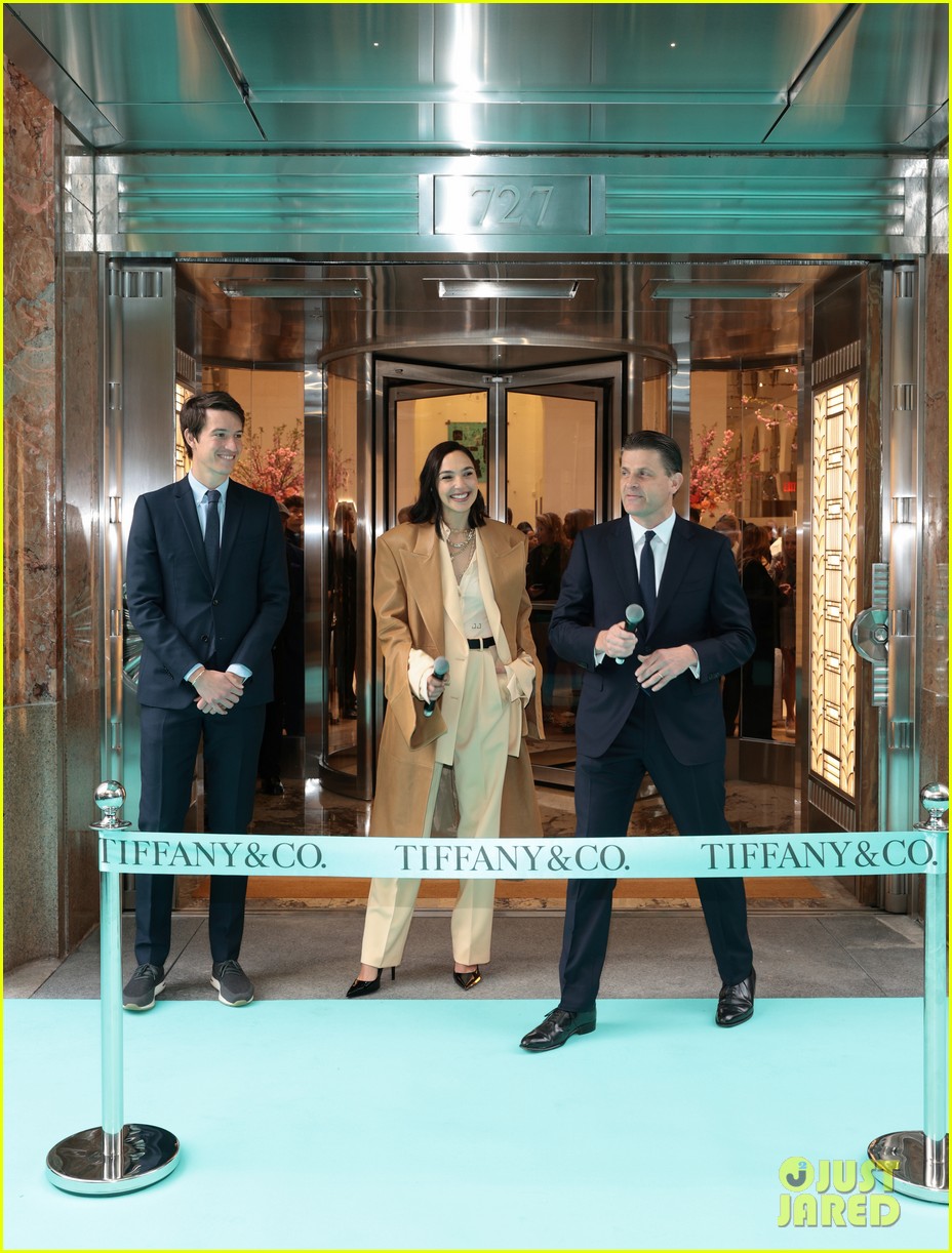 Gal Gadot Spotted Sightseeing in NYC with Husband Jaron Versano, Helps ...