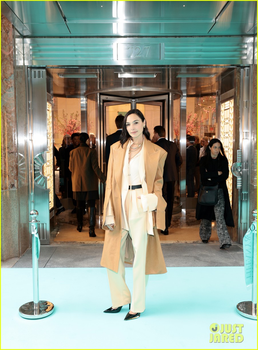 Gal Gadot Spotted Sightseeing in NYC with Husband Jaron Versano, Helps ...