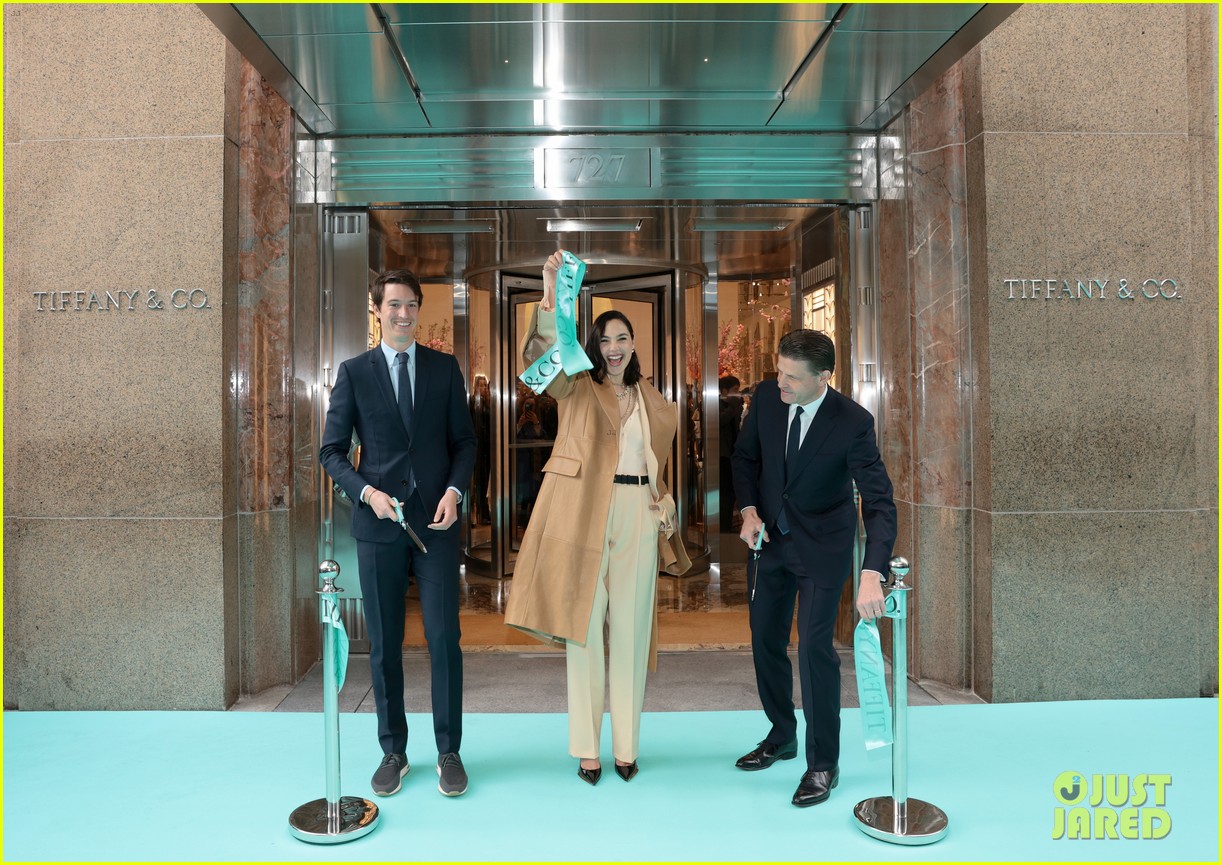 Gal Gadot Spotted Sightseeing in NYC with Husband Jaron Versano, Helps ...