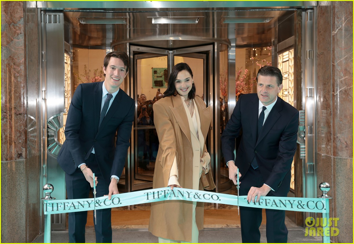 Gal Gadot Spotted Sightseeing in NYC with Husband Jaron Versano, Helps ...