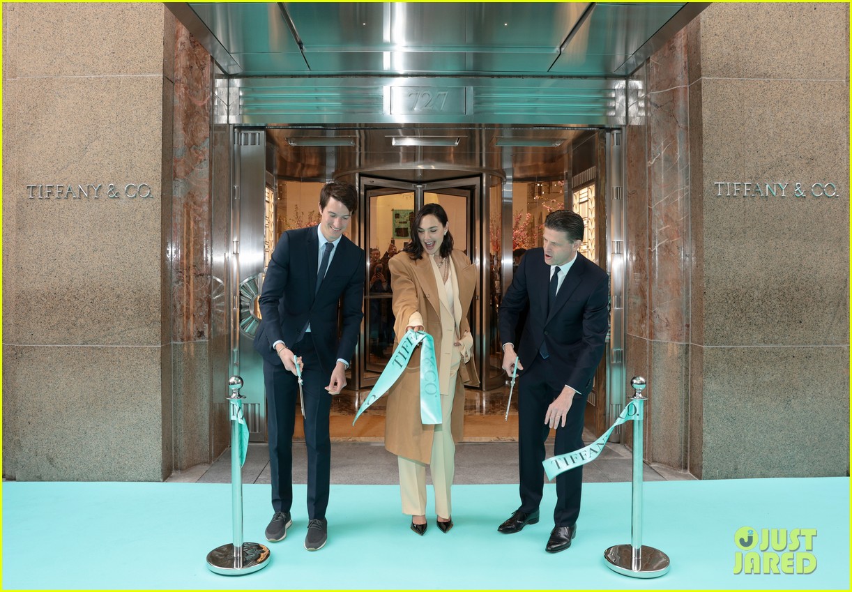 Gal Gadot Spotted Sightseeing in NYC with Husband Jaron Versano, Helps ...