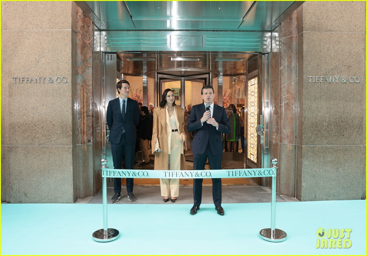 Gal Gadot Spotted Sightseeing in NYC with Husband Jaron Versano, Helps ...