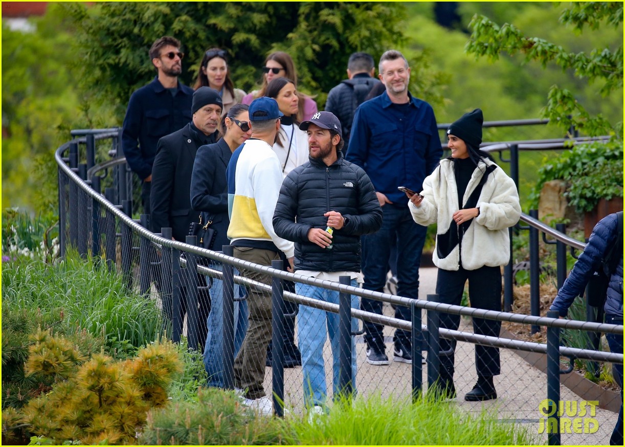 Gal Gadot Spotted Sightseeing in NYC with Husband Jaron Versano, Helps ...