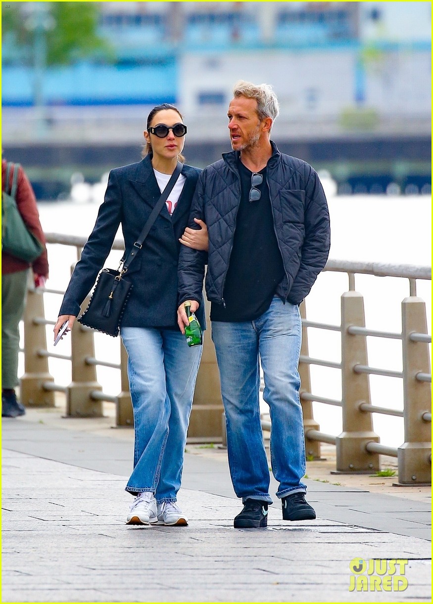 Gal Gadot Spotted Sightseeing in NYC with Husband Jaron Versano, Helps ...
