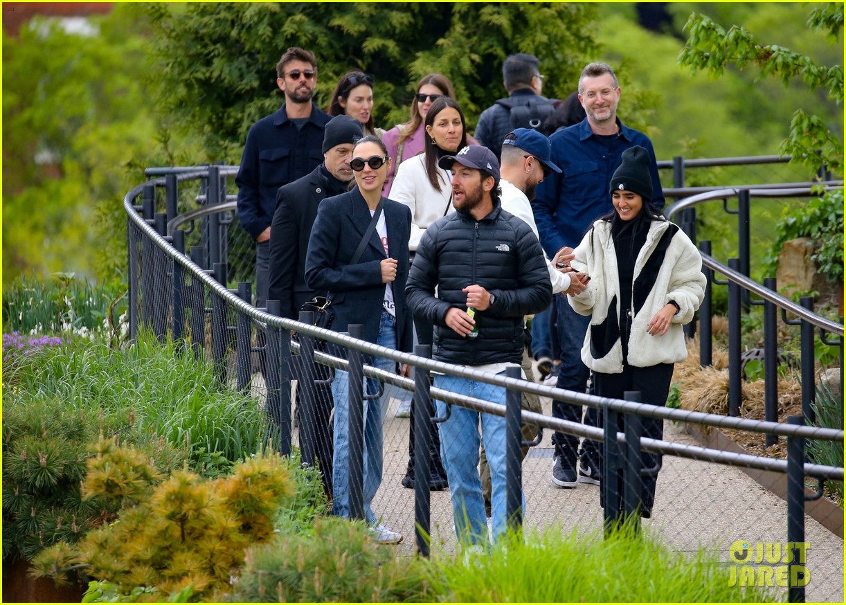 Gal Gadot Spotted Sightseeing in NYC with Husband Jaron Versano, Helps ...